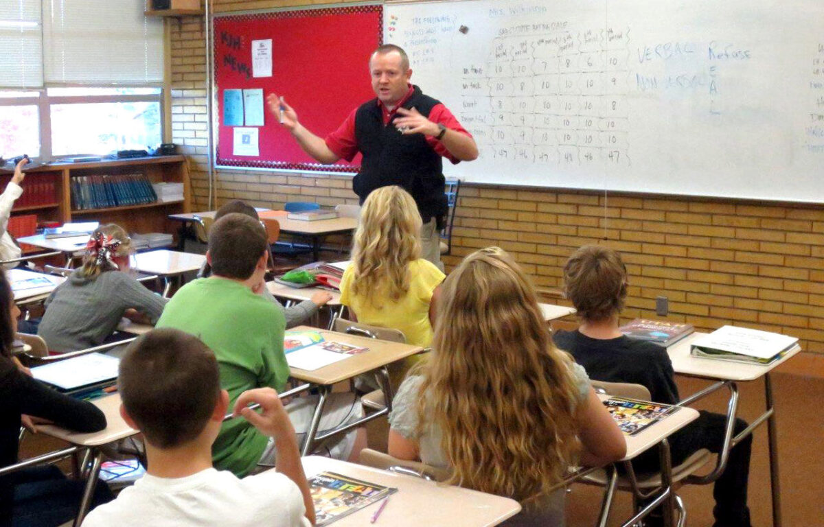 Cop DAREs to keep kids off drugs | News, Sports, Jobs - Standard-Examiner